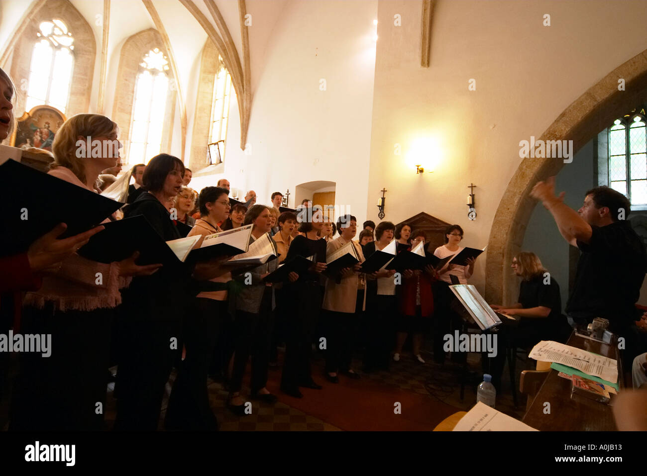 Choir singing hi-res stock photography and images - Alamy