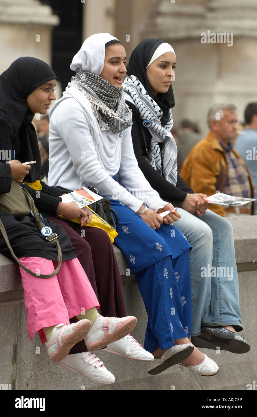 British muslim girls hi-res stock photography and images - Alamy