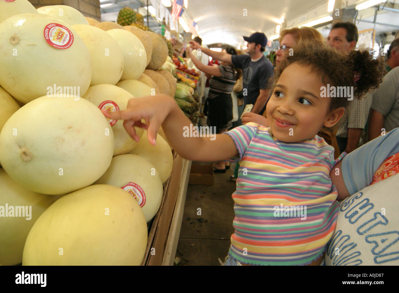 Woman children selling fruit hi-res stock photography and images - Alamy