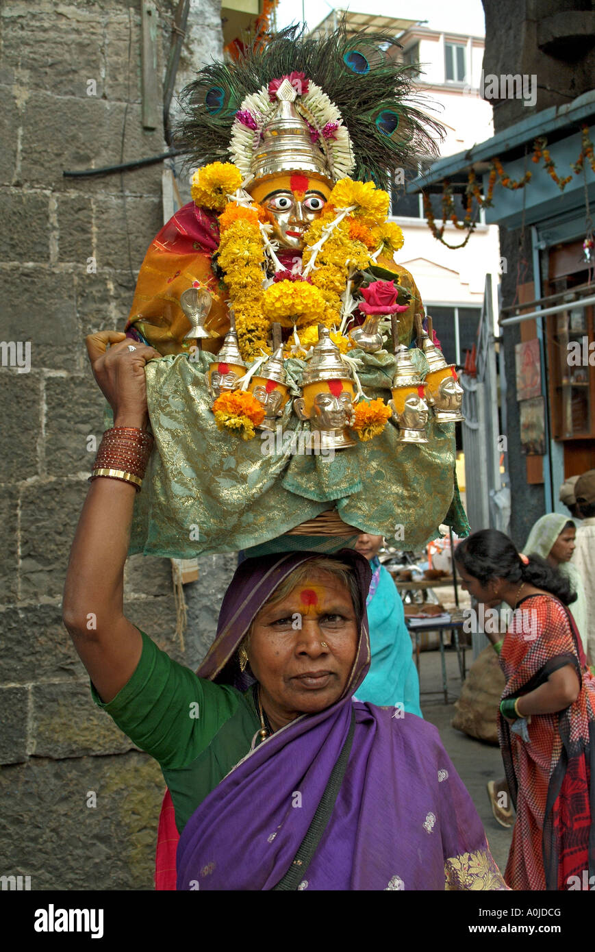 Idols on head hi-res stock photography and images - Alamy