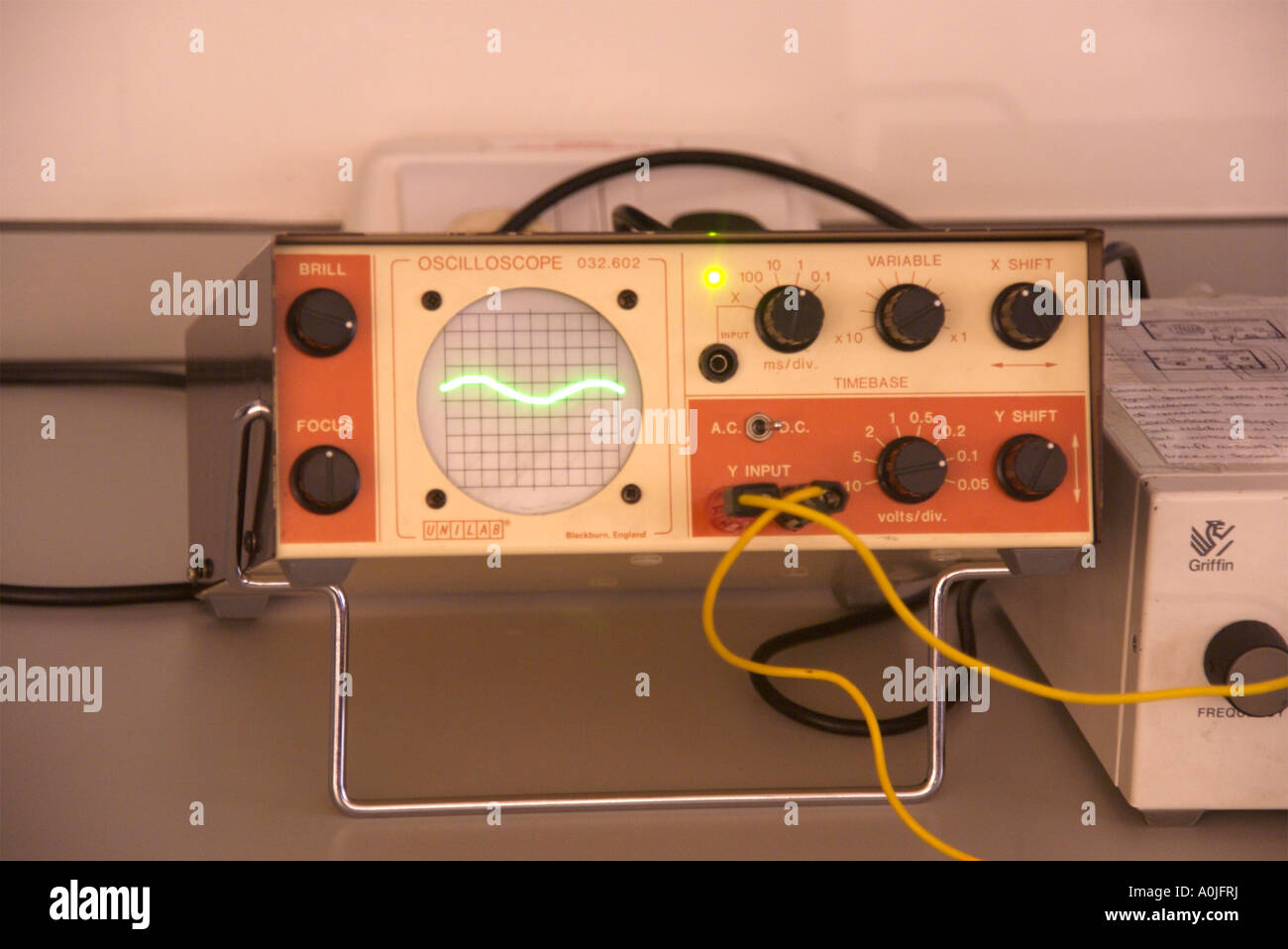 Cathode ray oscilloscope hi-res stock photography and images - Alamy
