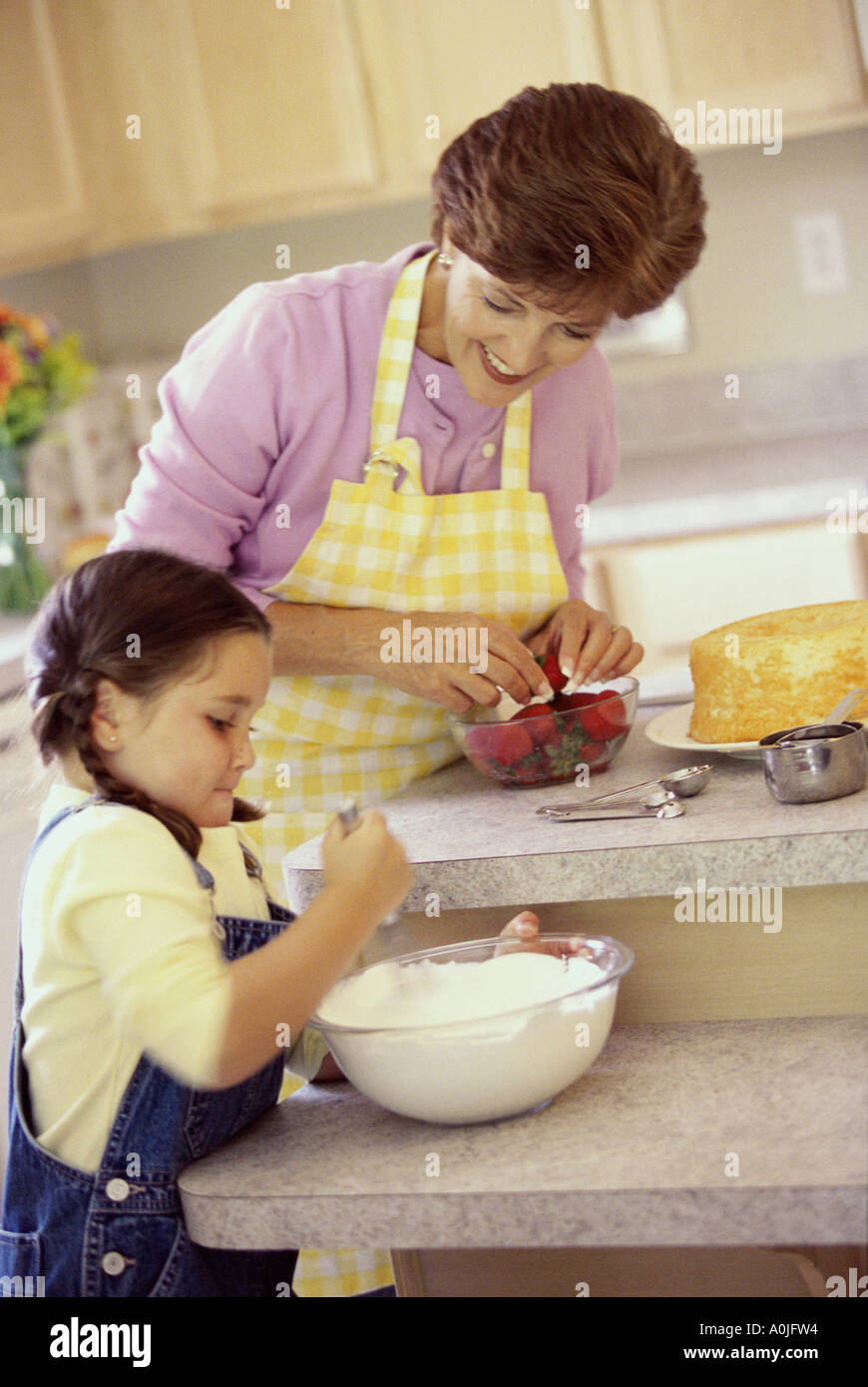 Mother and daughter baking a cake together Stock Photo - Alamy