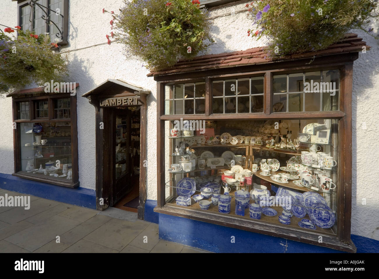 stratford upon avon warwickshire england antiques shop Stock Photo - Alamy