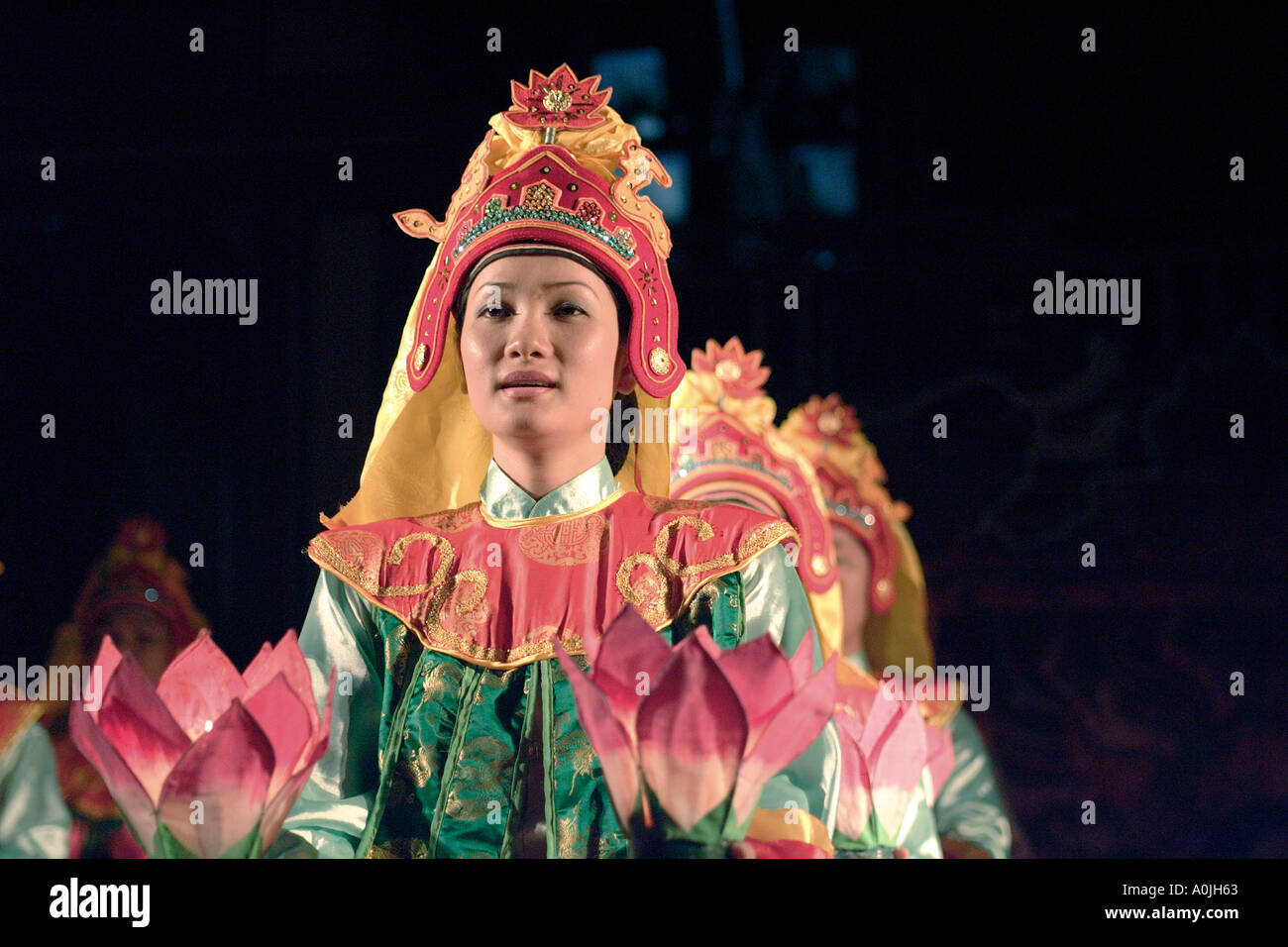 Vietnam dance dancers hi-res stock photography and images - Alamy
