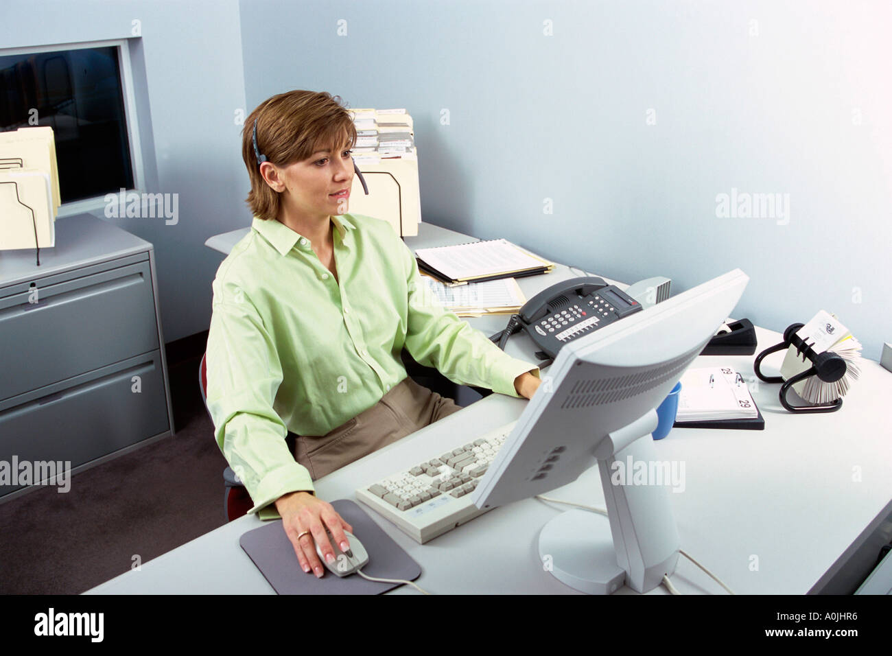 Person operating computer mouse hi-res stock photography and images - Alamy