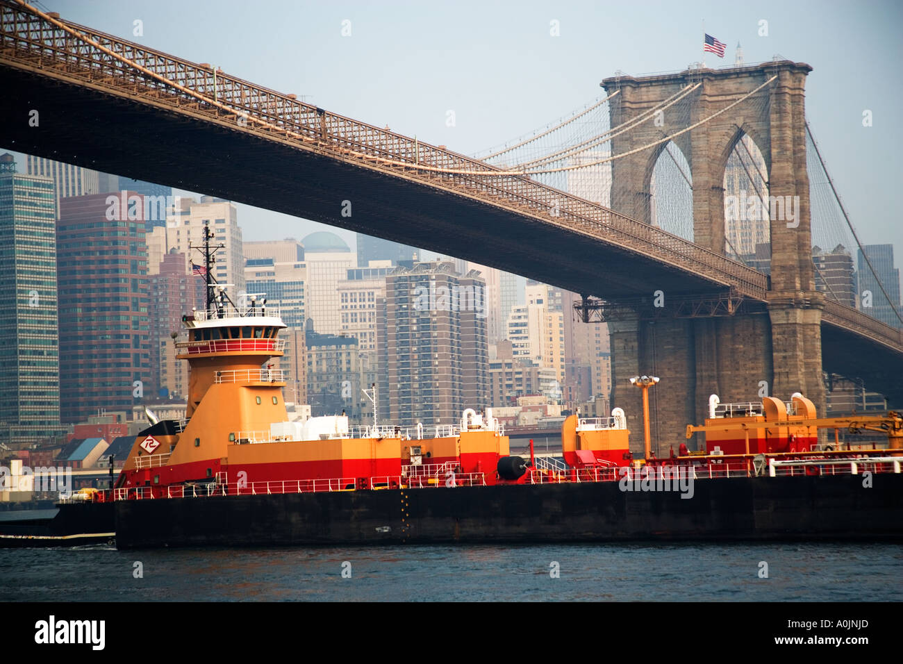 BROOKLYN BRIDGE, NEW YORK CITY, TUGBOAT AND BARGE Stock Photo - Alamy