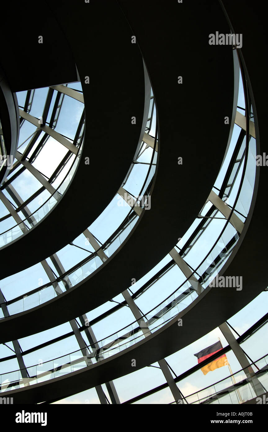 The sloping visitors ramp inside the new glass dome over the Reichstag ...