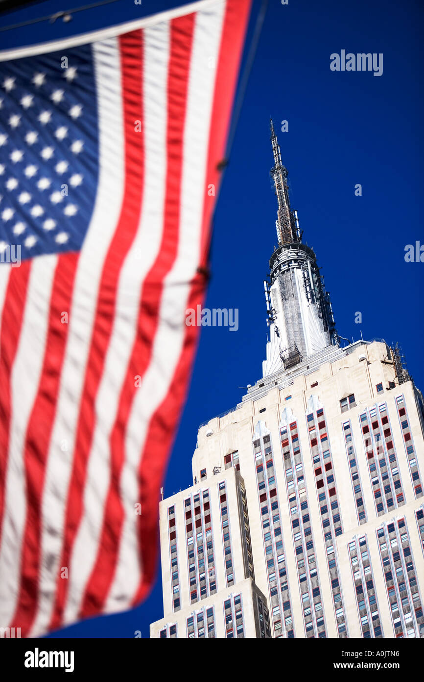 EMPIRE STATE BUILDING, AMERICAN FLAG, NEW YORK CITY Stock Photo - Alamy
