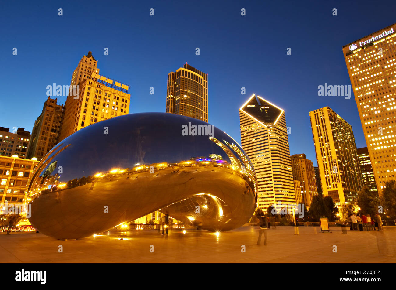 PARKS Chicago Illinois Cloud Gate sculpture in Millennium Park the Bean ...