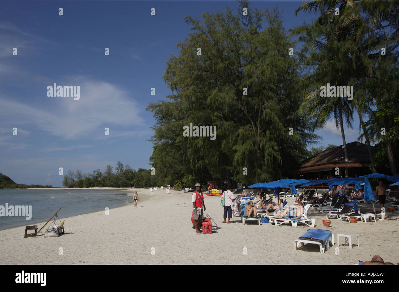 Busy beach scene at the Imperial Boat House Hotel on the island of Koh ...