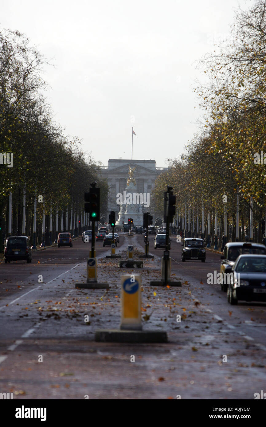 View down the Mall to Buckingham Palace London England Stock Photo - Alamy