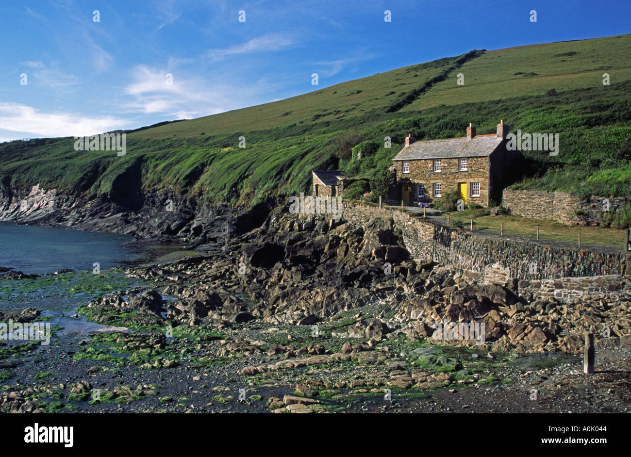 Cornwall cottage cliff hi-res stock photography and images - Alamy