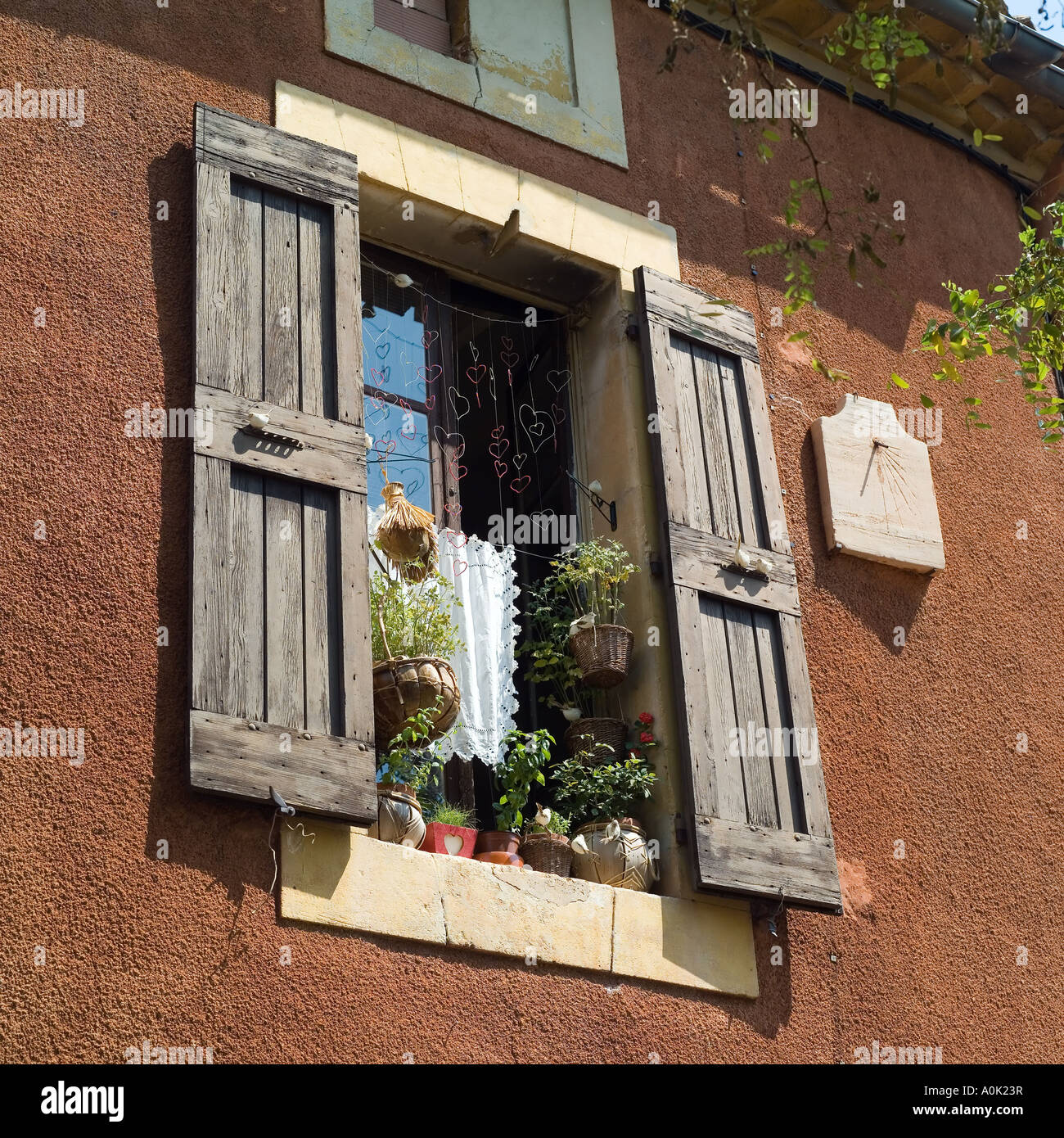 Window, sundial, Roussillon, Lubéron, Vaucluse, Provence, France Stock ...