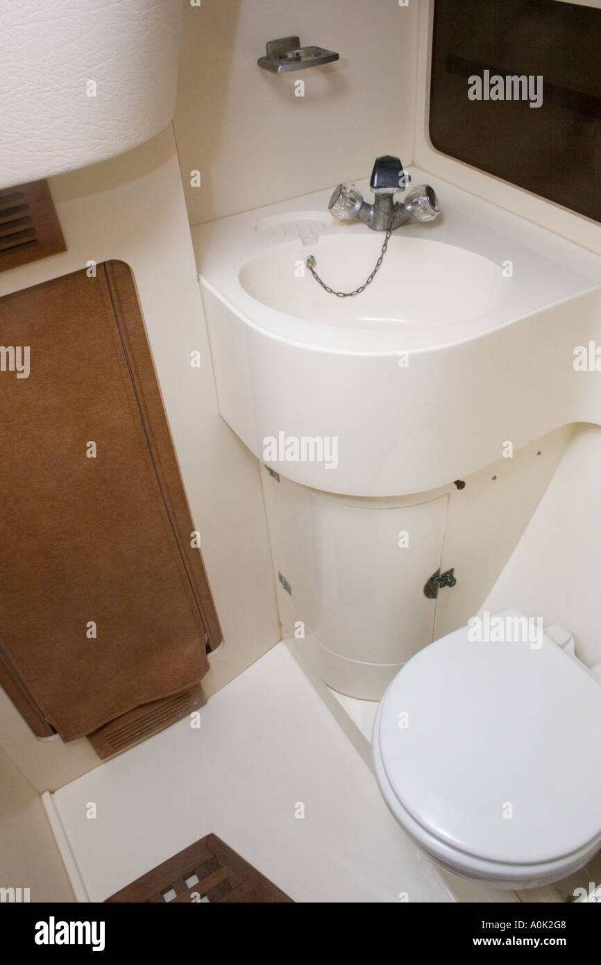 Ships bathroom hi-res stock photography and images - Alamy