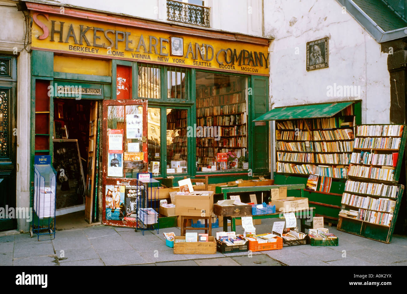 SHAKESPEARE AND COMPANY SECONDHAND BOOKSTORE AND PAVEMENT STALL DISPLAY ...