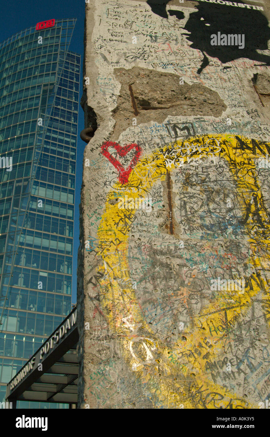 Yellow peace sign berlin wall hi-res stock photography and images - Alamy