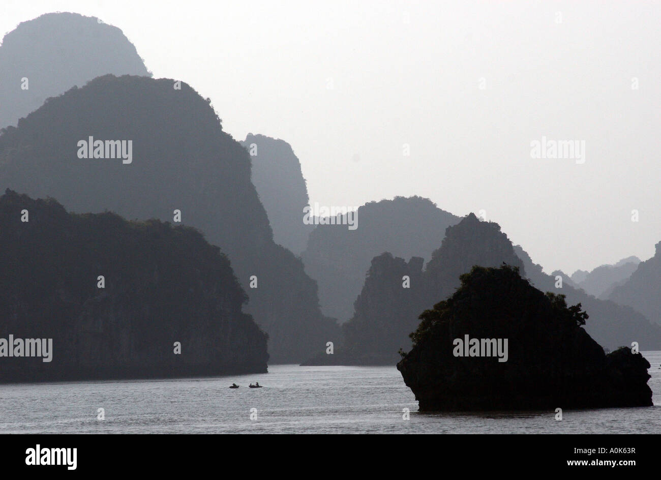 The islands and limestone rock formations of Ha Long Bay, Vietnam Stock ...