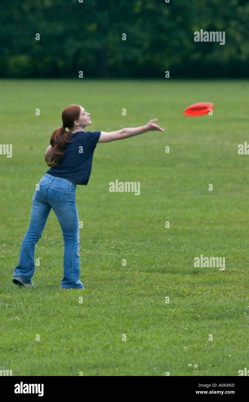 Tossing frisbee hi-res stock photography and images - Alamy
