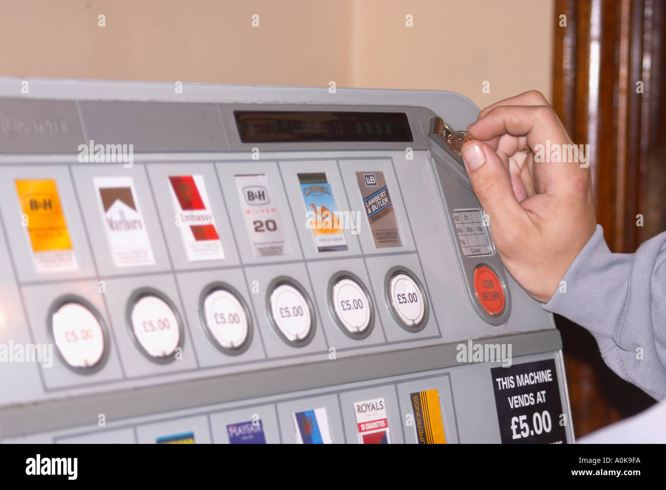 Cigarettes machine hi-res stock photography and images - Alamy