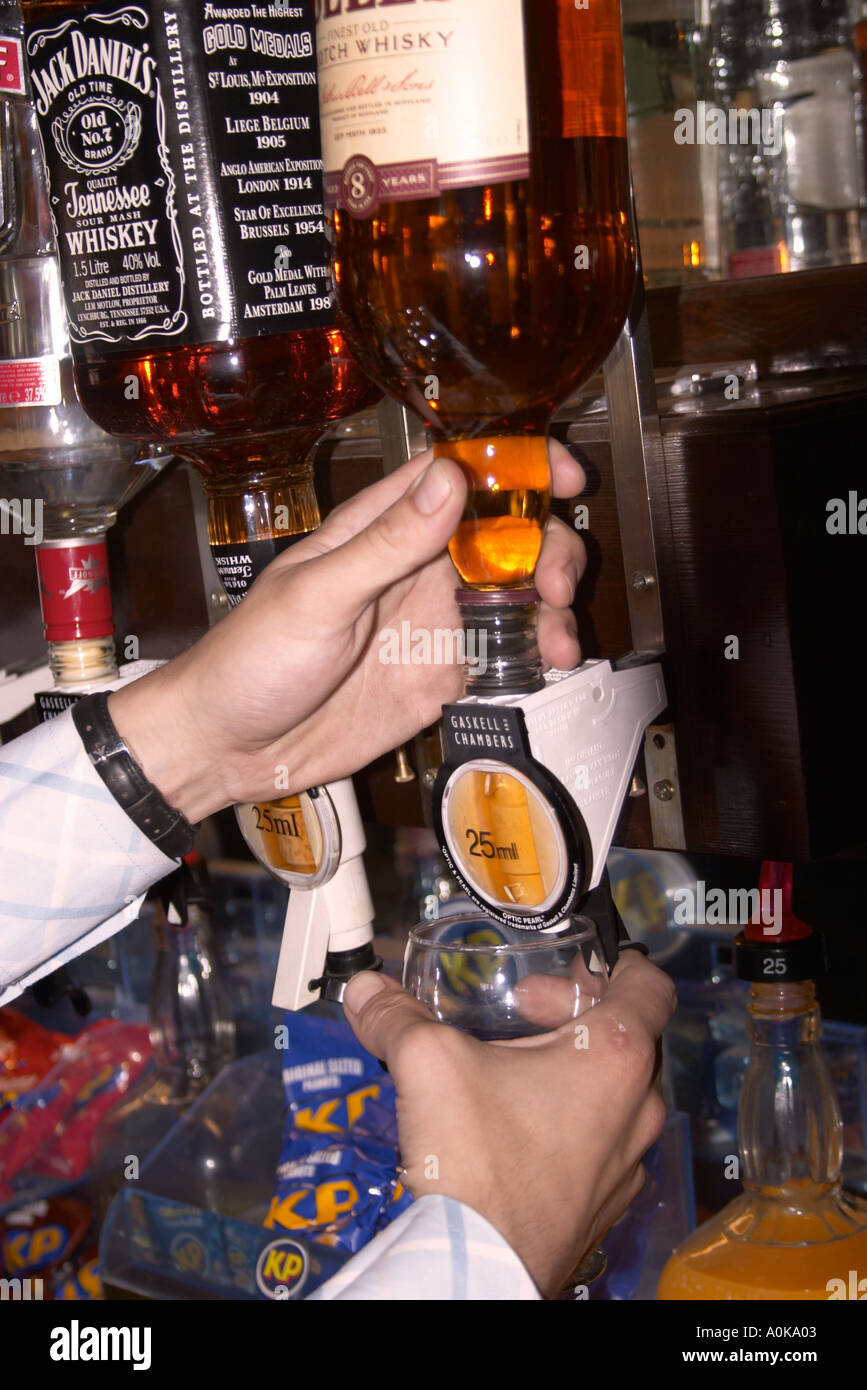 bar man pouring drink Stock Photo - Alamy