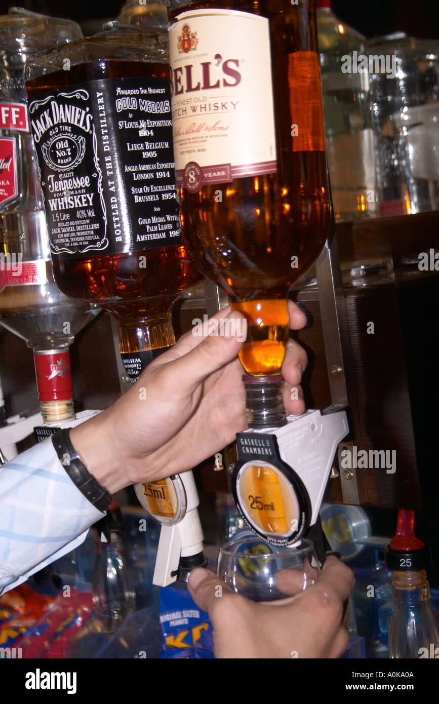 bar man pouring drink Stock Photo - Alamy