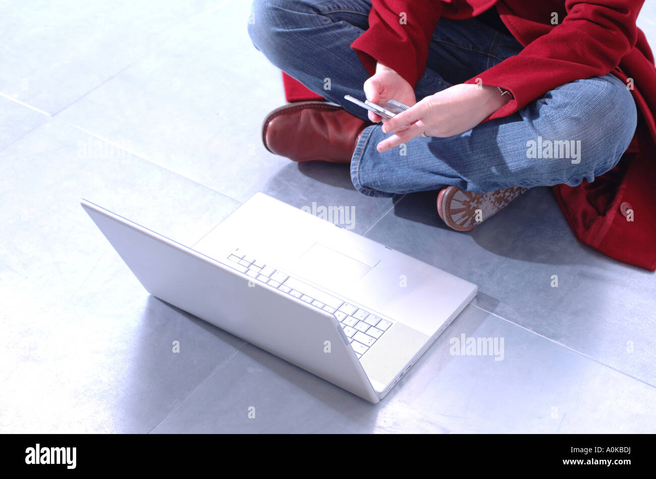 young woman writing text message on her mobile Stock Photo - Alamy