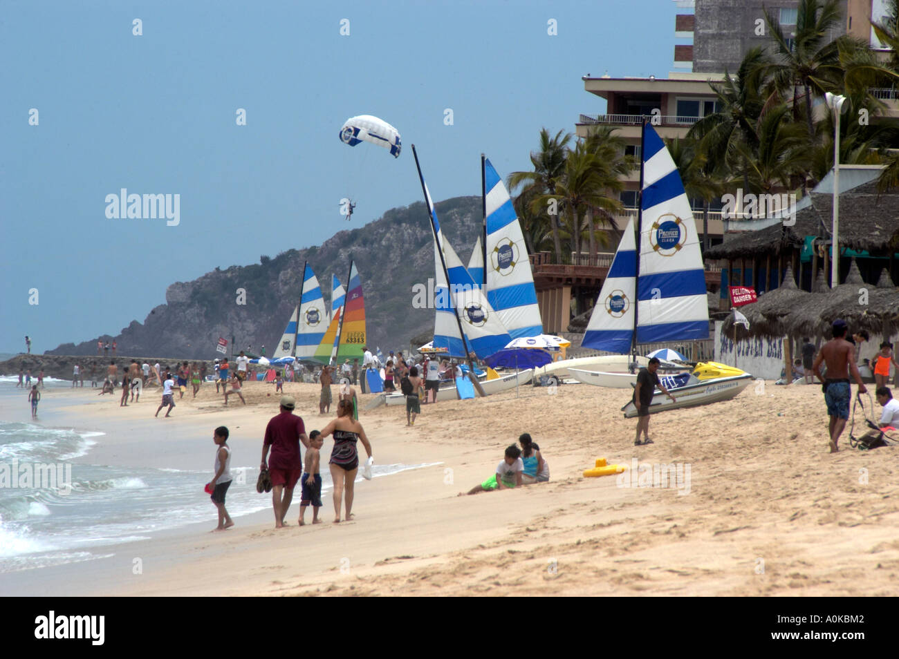 Busy beach scene hi-res stock photography and images - Alamy