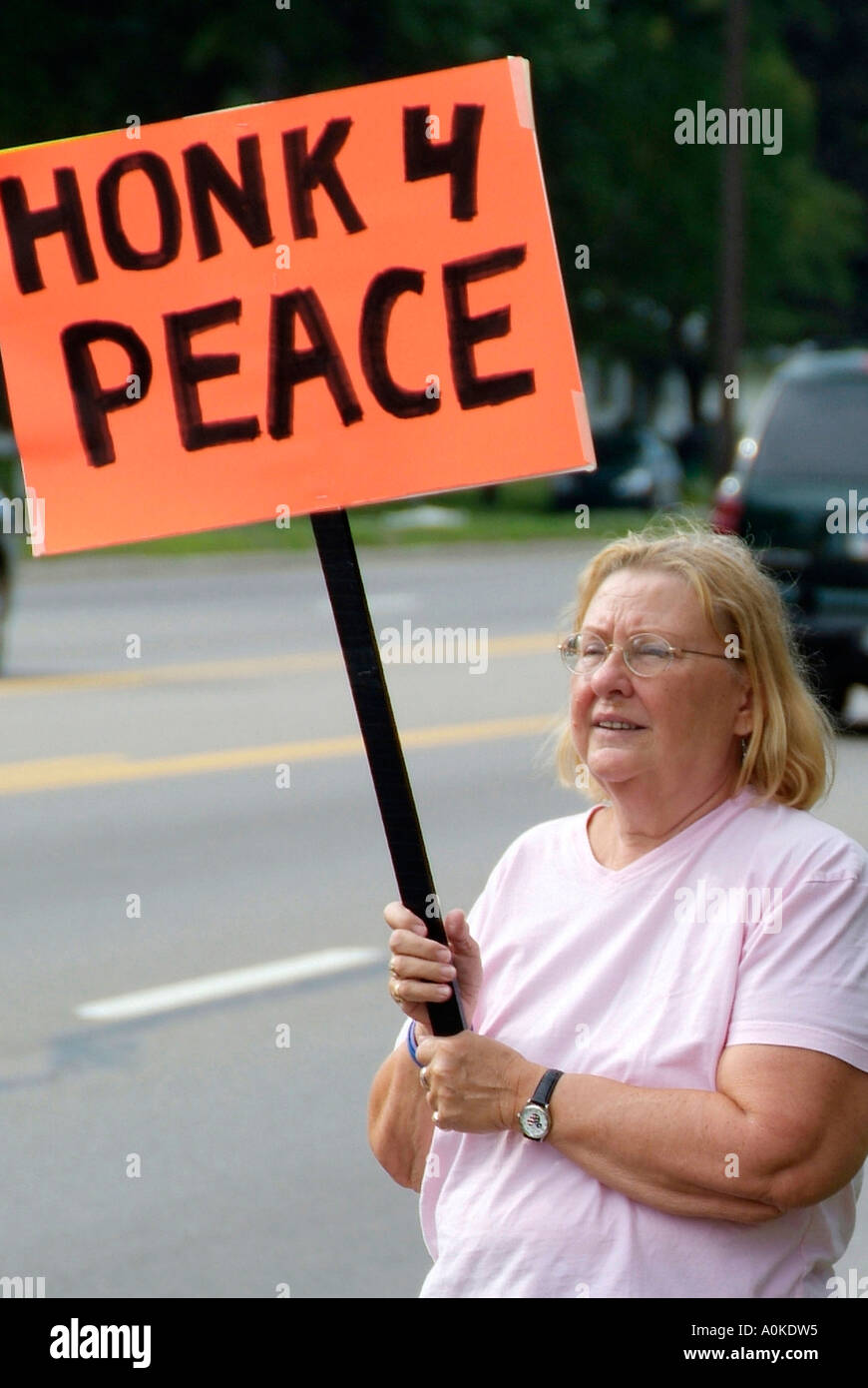 Protesters holding protest signs hi-res stock photography and images ...