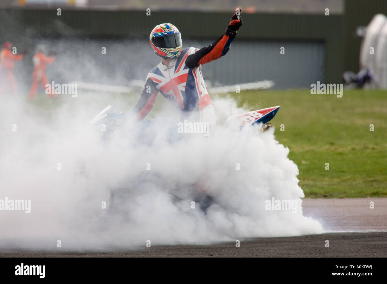 Burn burning rubber smoke smoking hi-res stock photography and images ...