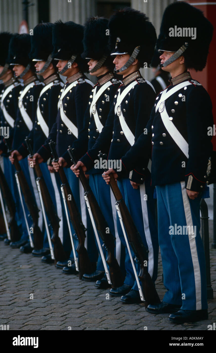 Palace guards hi-res stock photography and images - Alamy