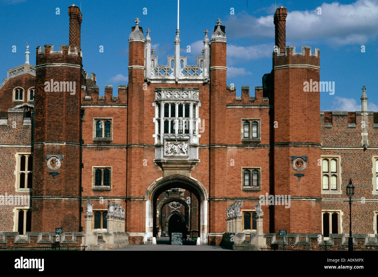 Hampton court maze hi-res stock photography and images - Alamy
