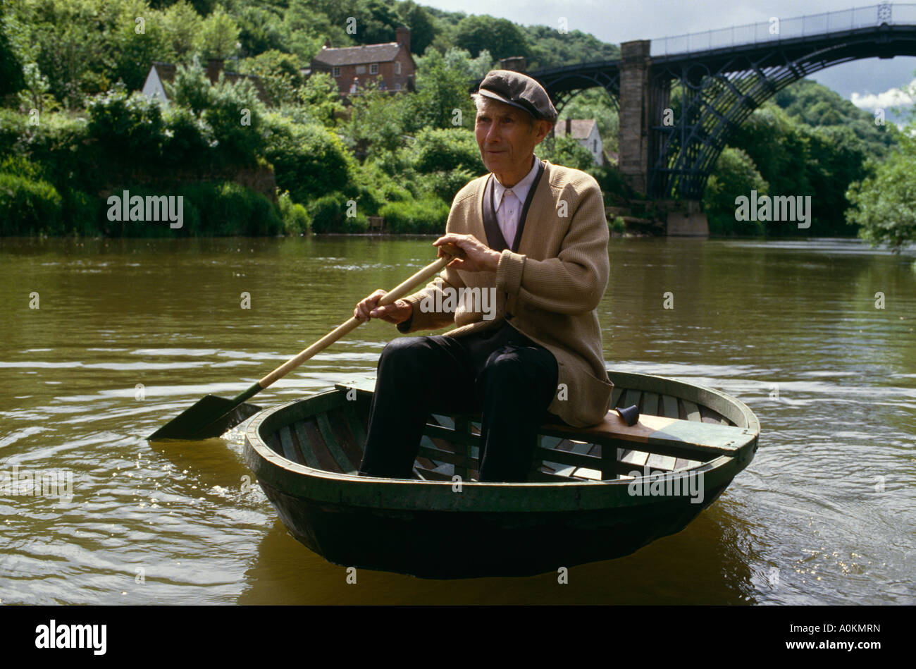 Eustace Rogers, coracle maker in Ironbridge near Telford England Stock Photo - Alamy