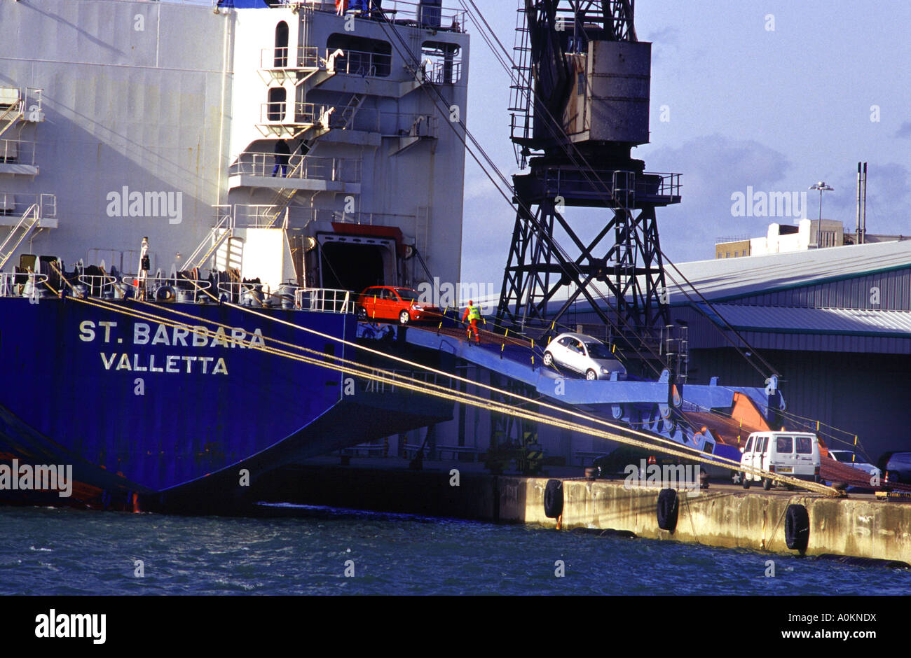 Offloading cars from a large car transporting ro ro vessel Stock Photo ...