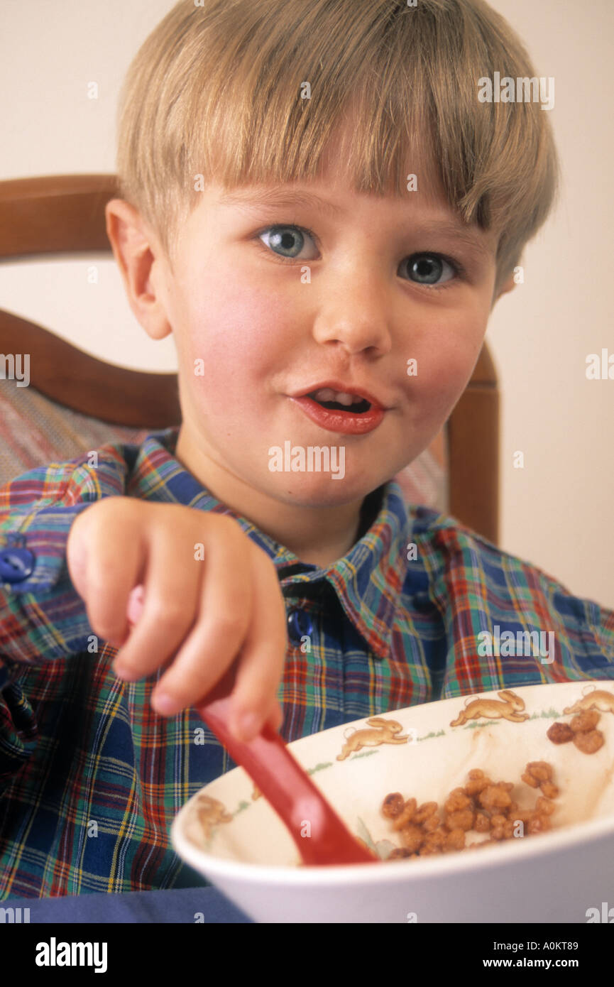 young child eating breakfast cereal Stock Photo - Alamy