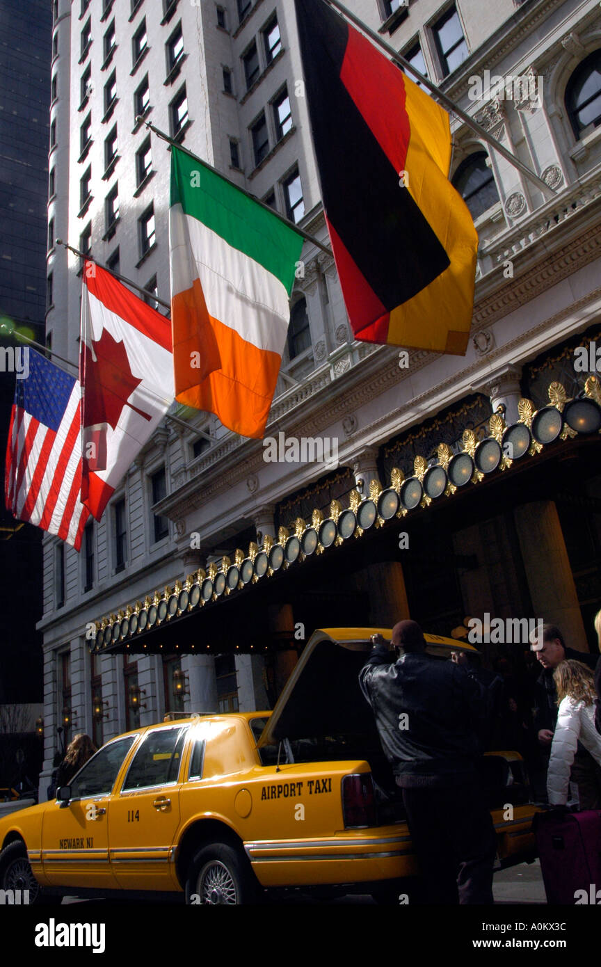 Guests arrive at the landmark Plaza Hotel Stock Photo - Alamy