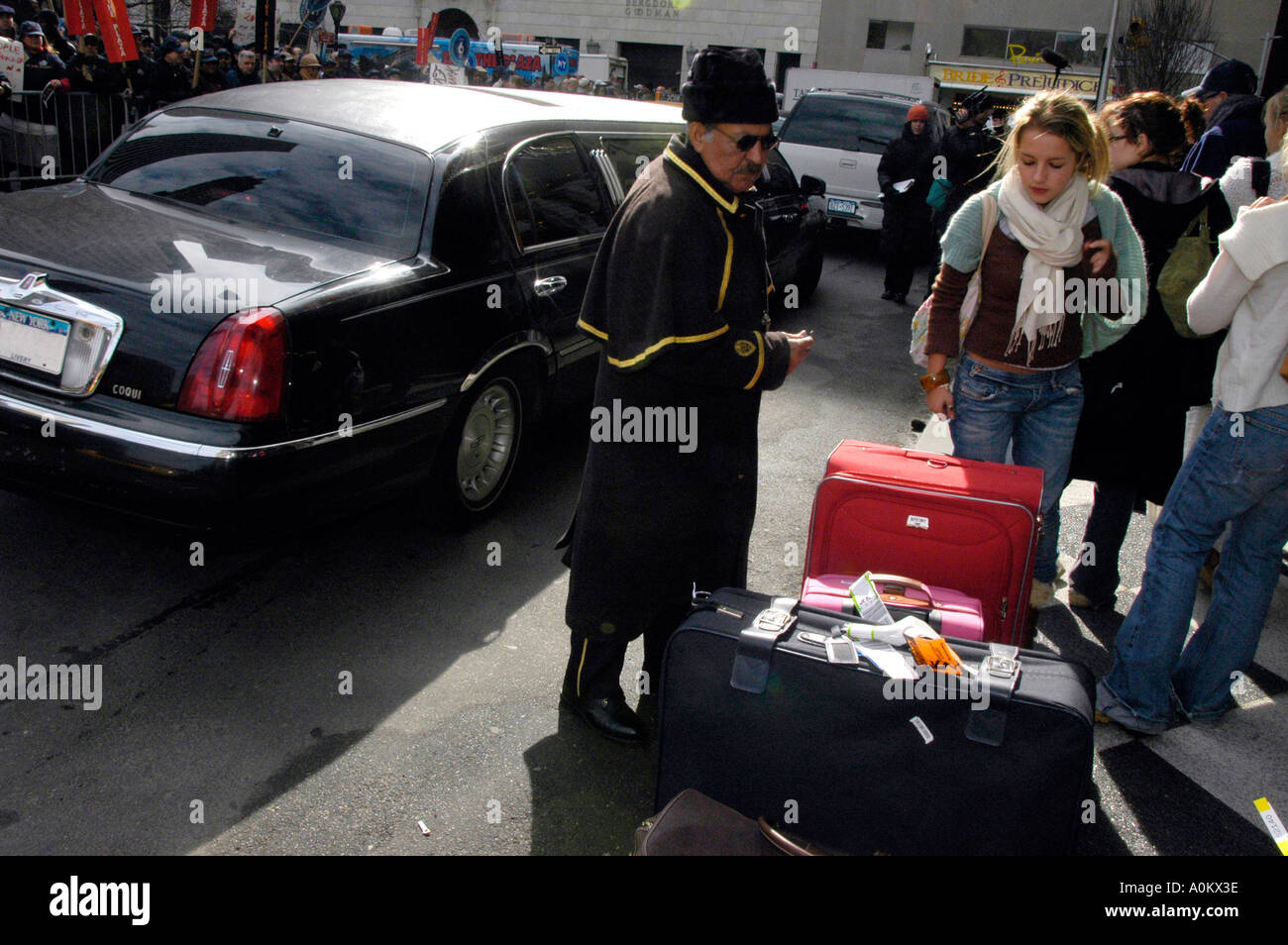 Guests arrive at the landmark Plaza Hotel Stock Photo - Alamy