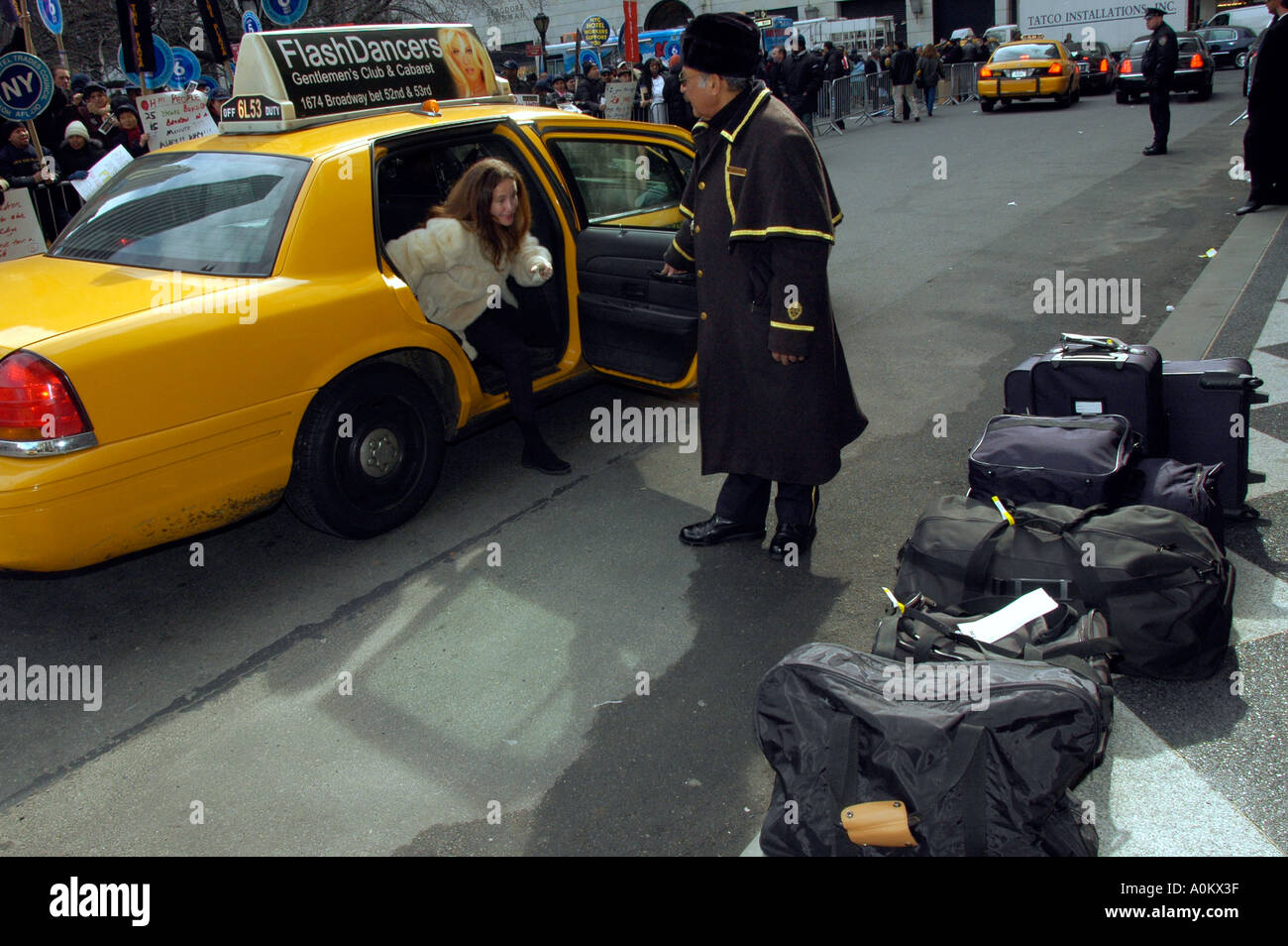 Guests arrive at the landmark Plaza Hotel Stock Photo - Alamy