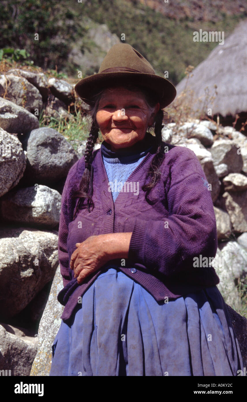 Machu pichu woman hi-res stock photography and images - Alamy