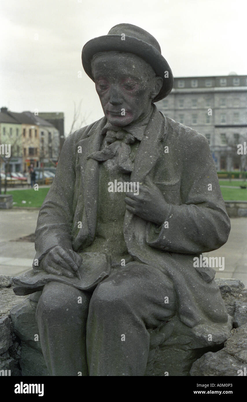 Padraig O'Conaire statue Eyre Square, Galway Stock Photo - Alamy
