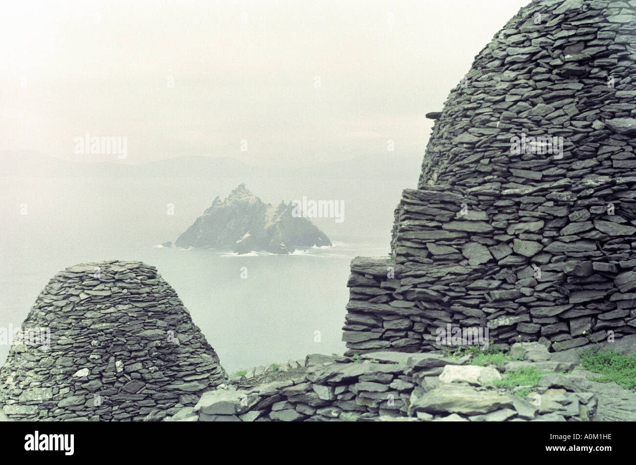 Beehive huts coast skellig michael hi-res stock photography and images ...