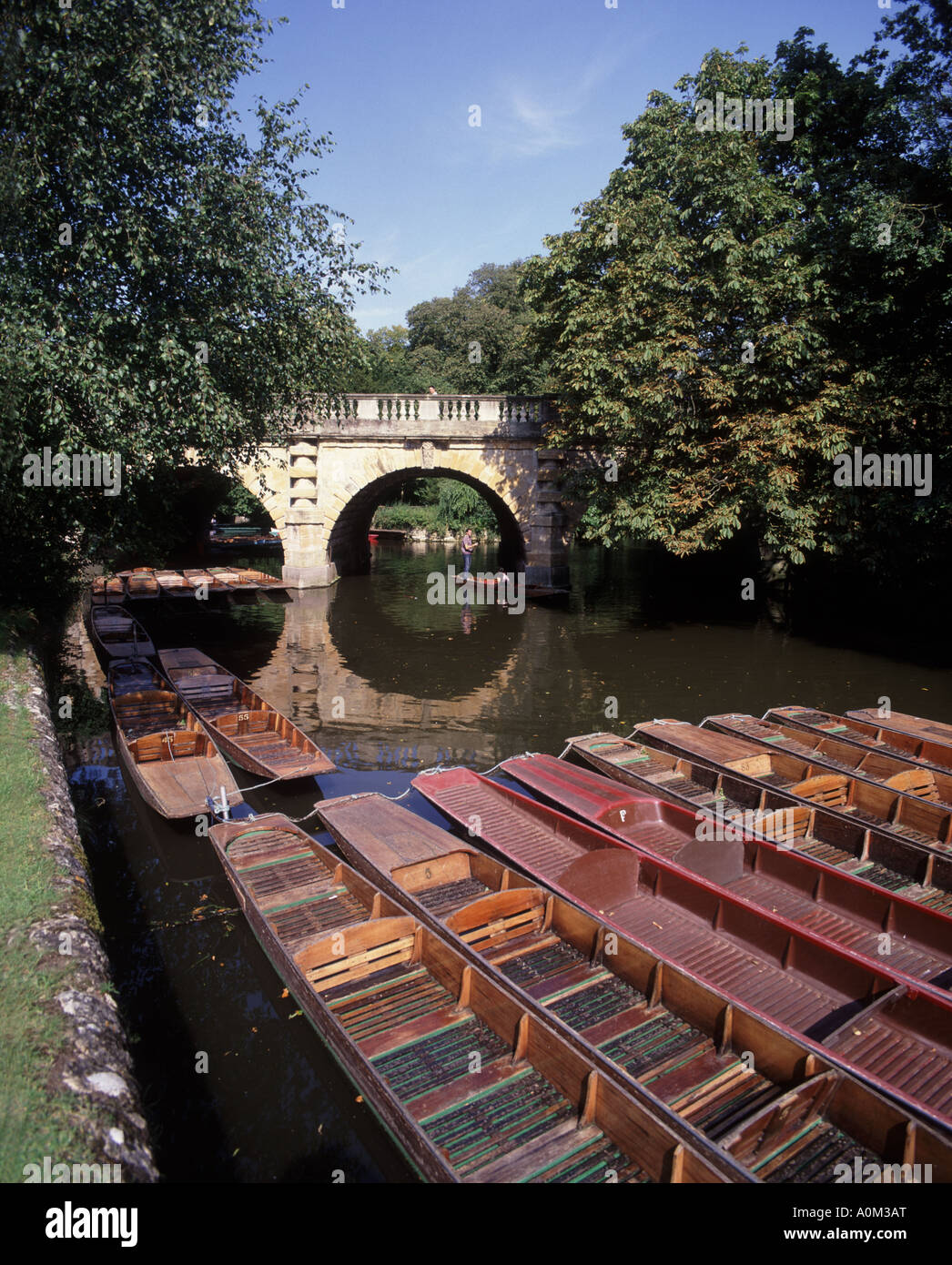Punting on the River Cherwell in Oxford under Magdalen Bridge in the ...