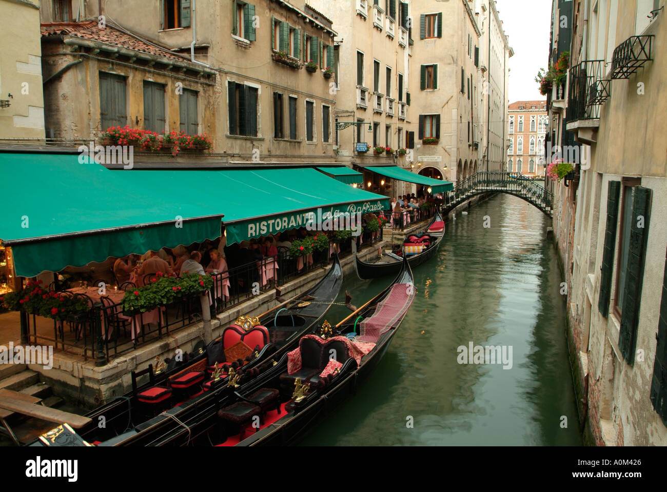Venice canal side cafe restaurant hi-res stock photography and images ...