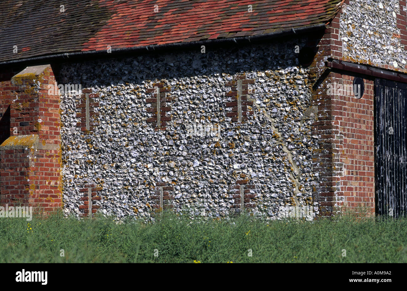 Traditional sussex barn building hi-res stock photography and images ...