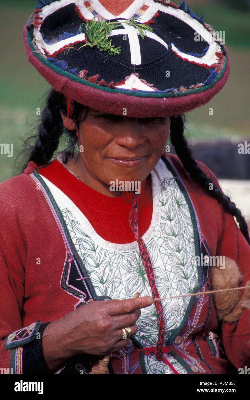 Peru Cusco Indian woman weaving Stock Photo - Alamy