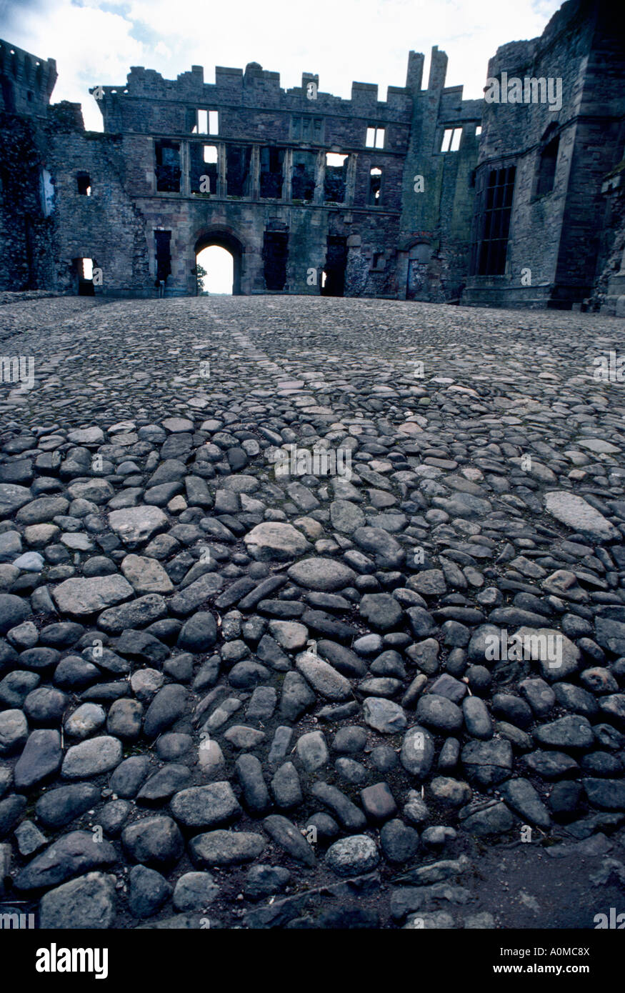 Castle ruins interior hi-res stock photography and images - Alamy