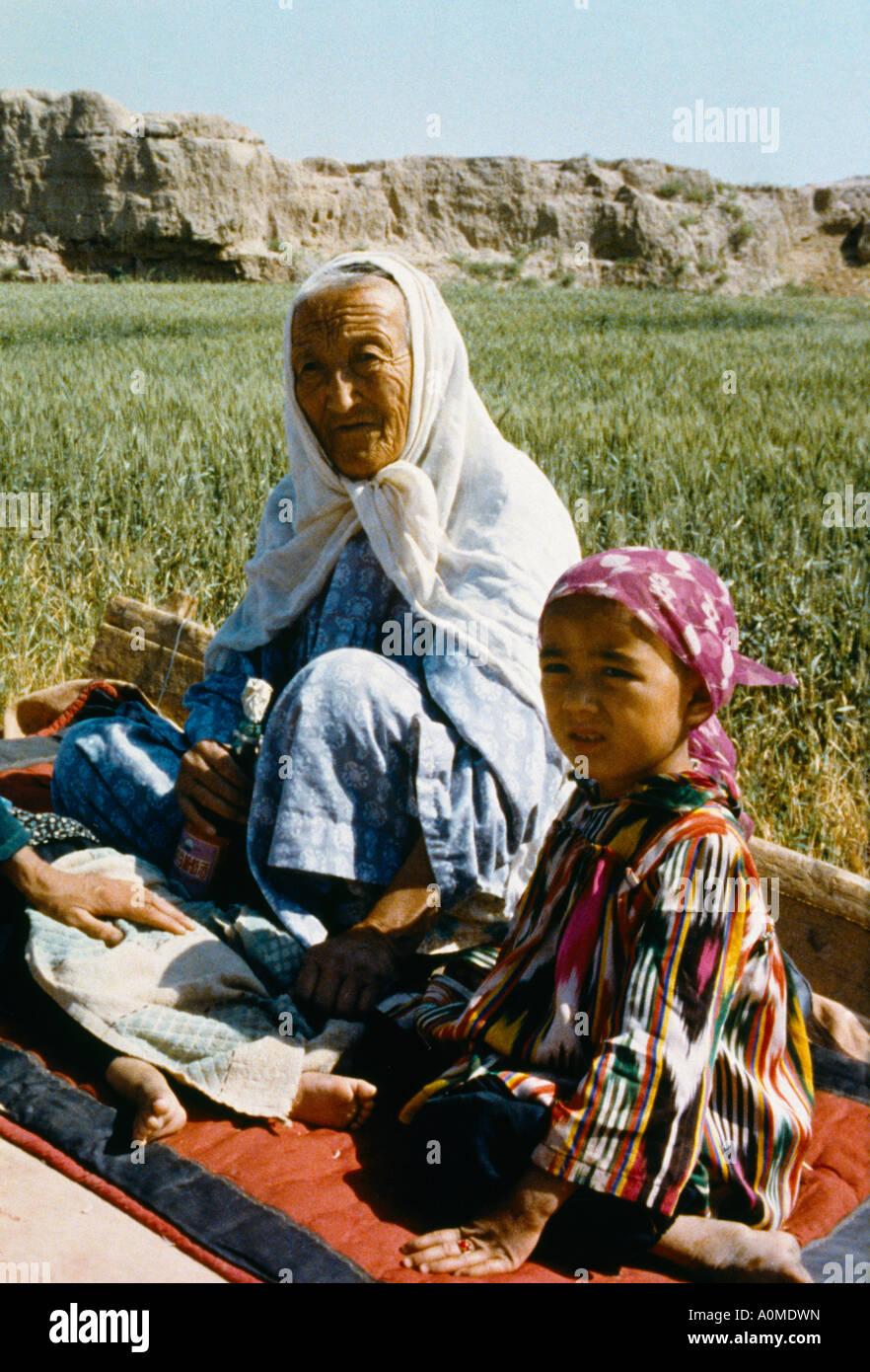 Kashi Xinjiang China Muslim Elderly Woman And Children Stock Photo - Alamy