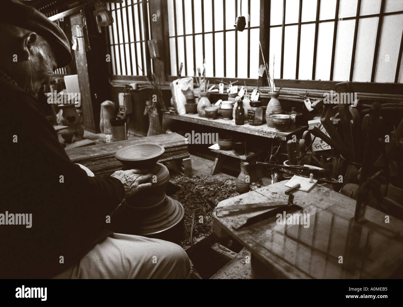 Japanese traditional pottery crafts hi-res stock photography and images ...