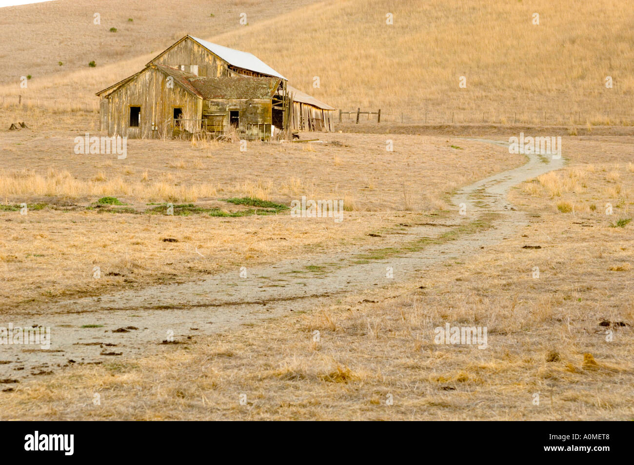 Old Barn, middle of nowhere Stock Photo - Alamy