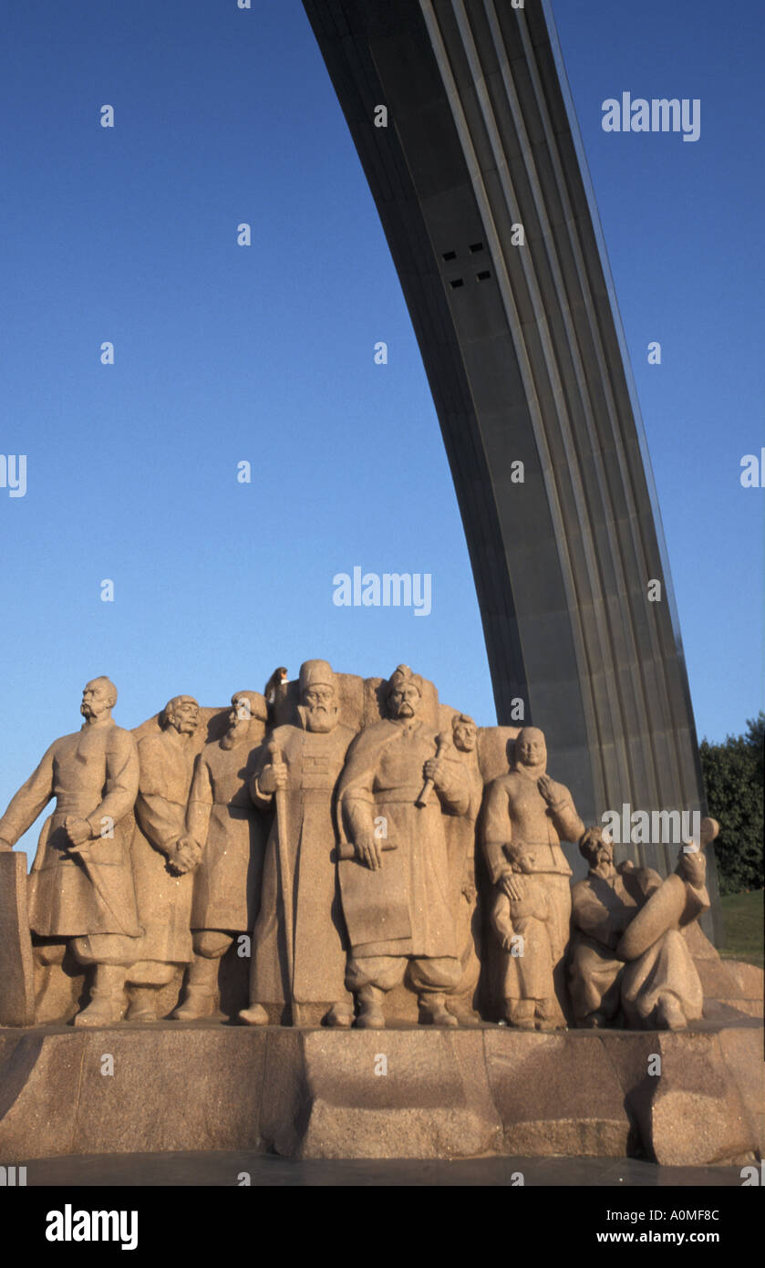 Kiev, arch of Raduga monument Stock Photo - Alamy