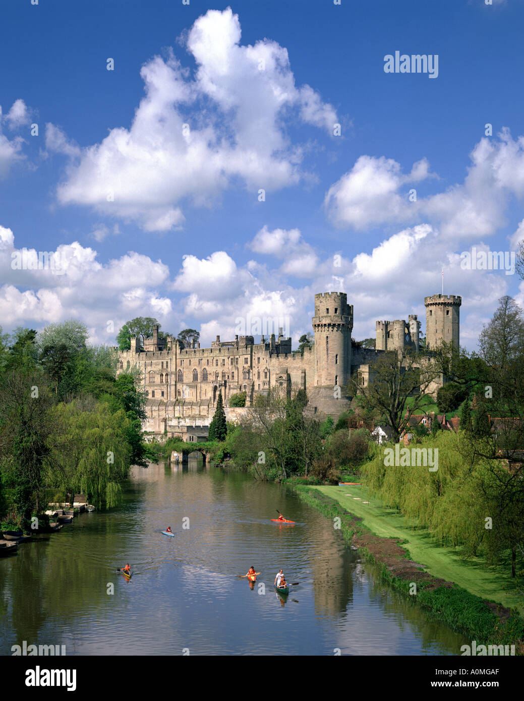 GB - WARWICKSHIRE: Warwick Castle and River Avon Stock Photo - Alamy